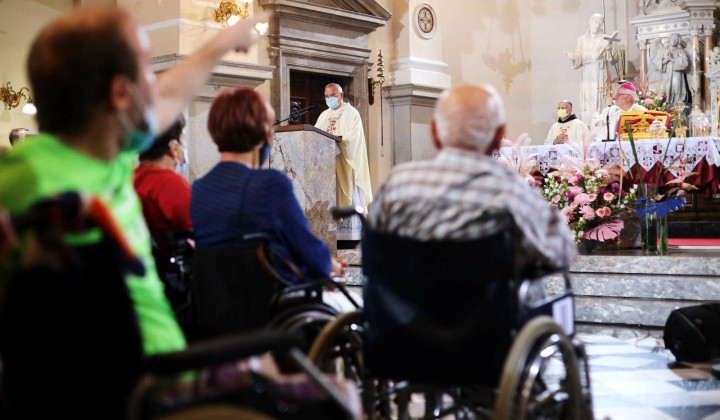 Romanje bolnikov na Brezje - ob Materi prejmemo nov pogum in voljo | Radio Ognjišče